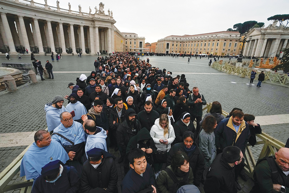 More than 60,000 view retired pontiff’s body | News, Sports, Jobs ...